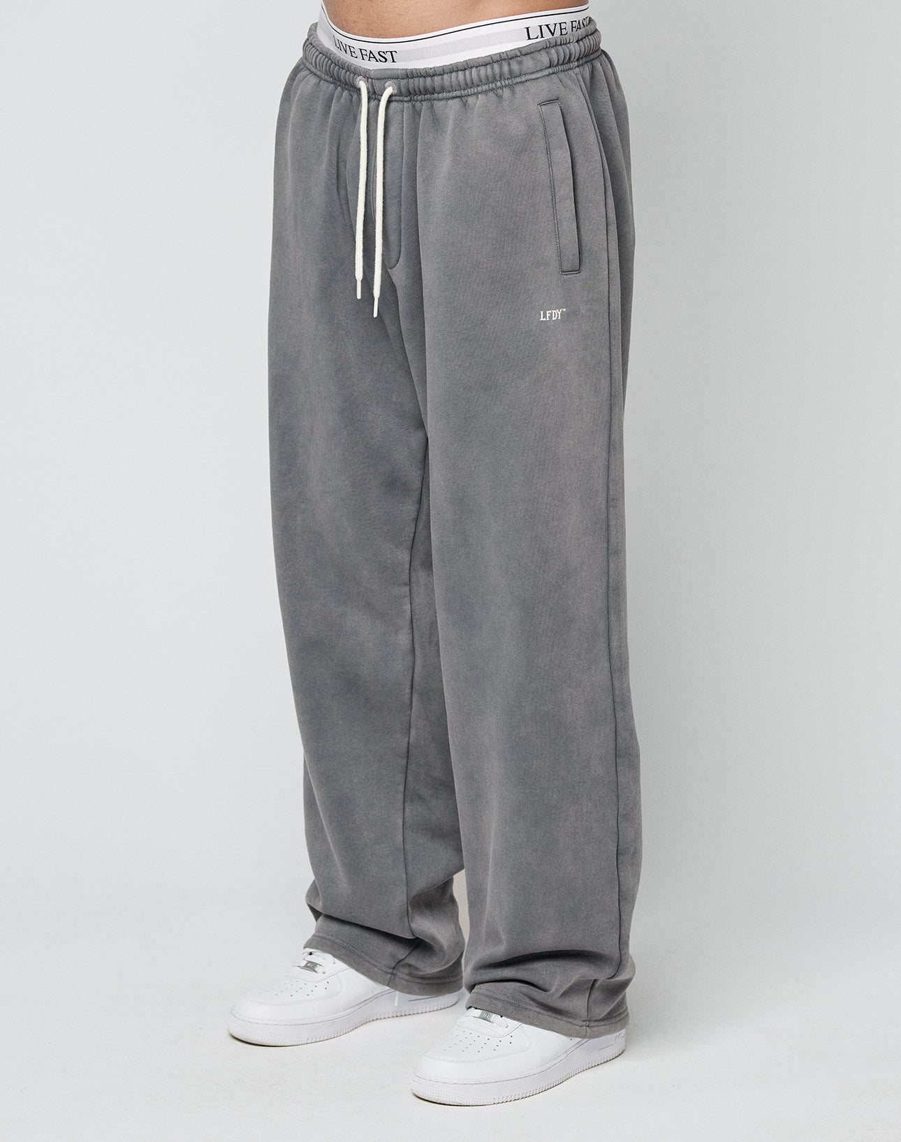 Tracksuits: Trainingsanzüge in Grau, Schwarz und weiteren Farben – LIVE ...